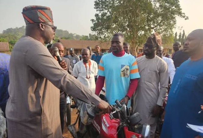 Yuletide: Rep Member, Idris Salman Distributes Empowerment Items to ...