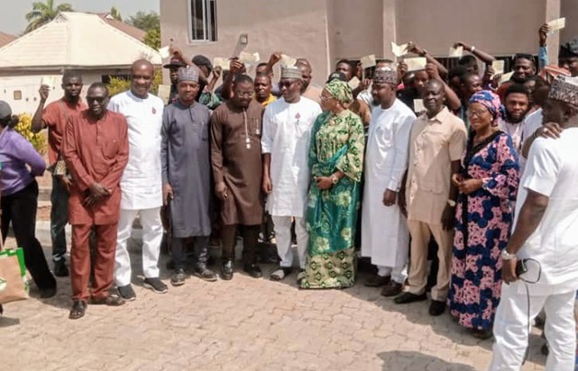 Gov Ododo Presents N34.2m Cheques to Victims of Lokoja GSM Village Fire ...