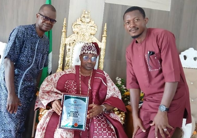 Isokan Okun Confers Excellence Award on Olu of Apata - :: Kogi Reports