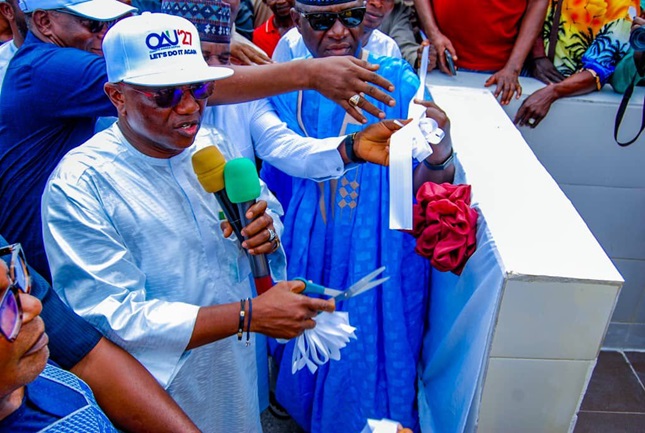 Hon. Sanni Egidi Abdulraheem Commissions 25,000L Water Tank in Oguro ...
